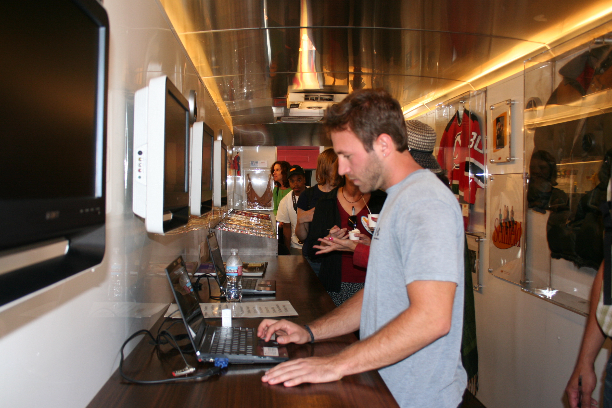 Bus tour brings 'Seinfeld' to UC Berkeley campus - Oakland North