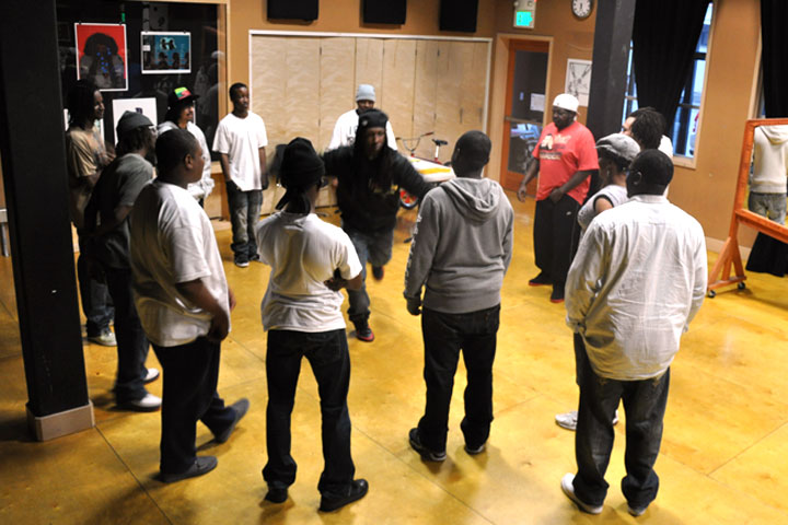 Turf dancing workshop teaches Oakland dance culture, individual style ...