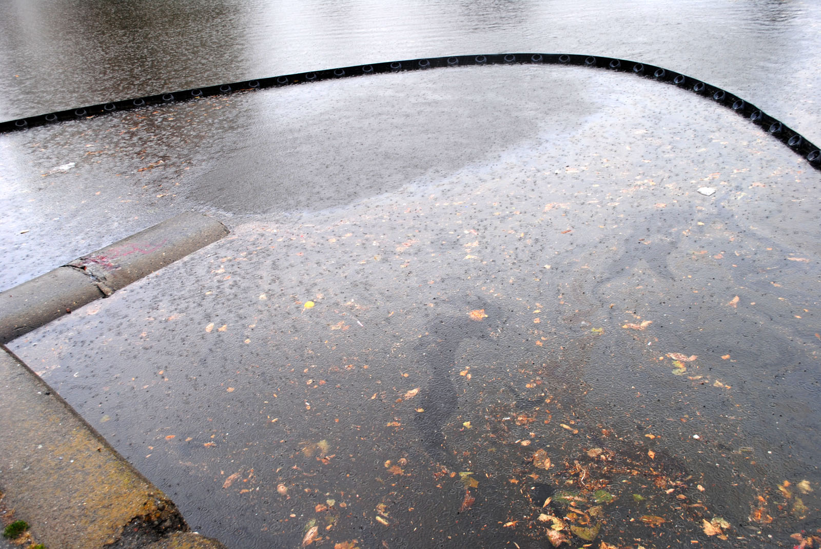 Diesel fuel spills into Lake Merritt from storm drain - Oakland North