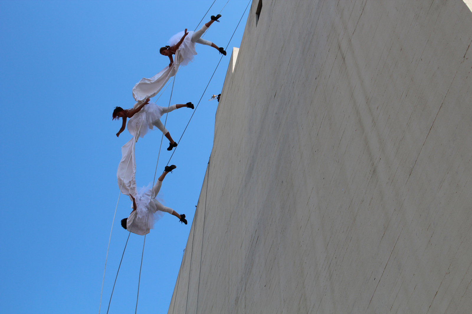 Oakland’s "Great Wall" hosts off-the-wall dance troupe - Oakland North