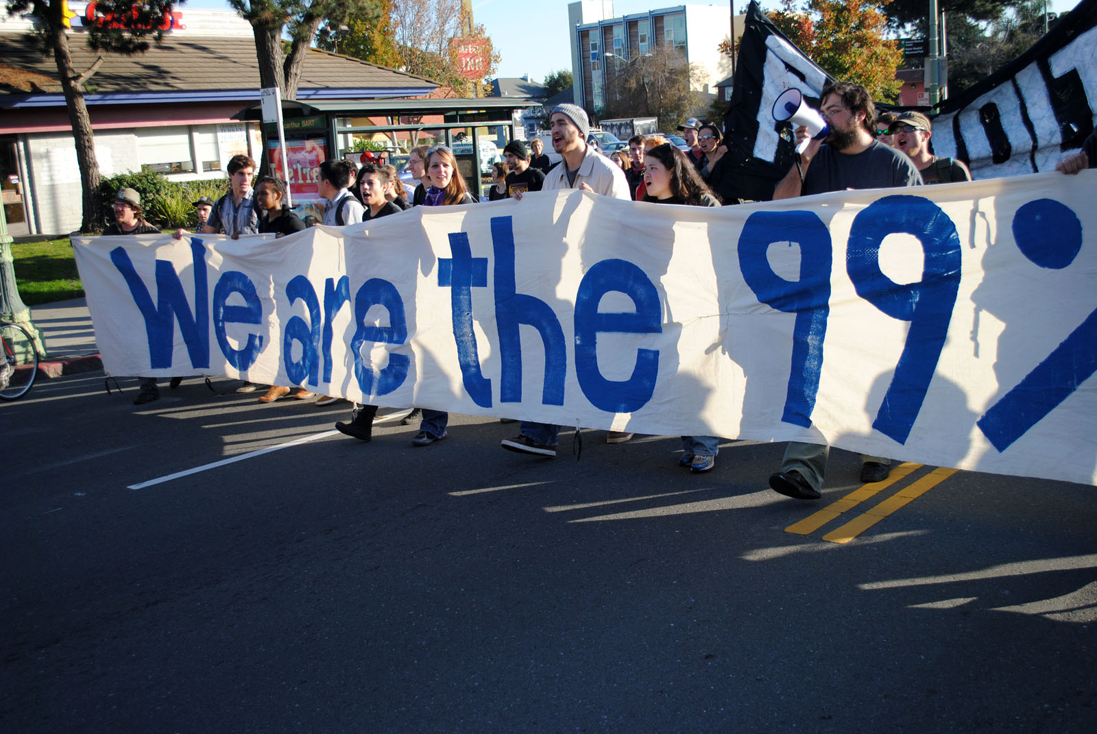 Occupy Oakland protesters march to support Occupy Cal demonstrations ...