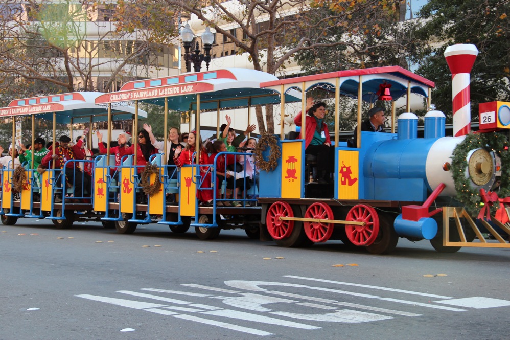 Children's holiday parade marches through downtown Oakland - Oakland North