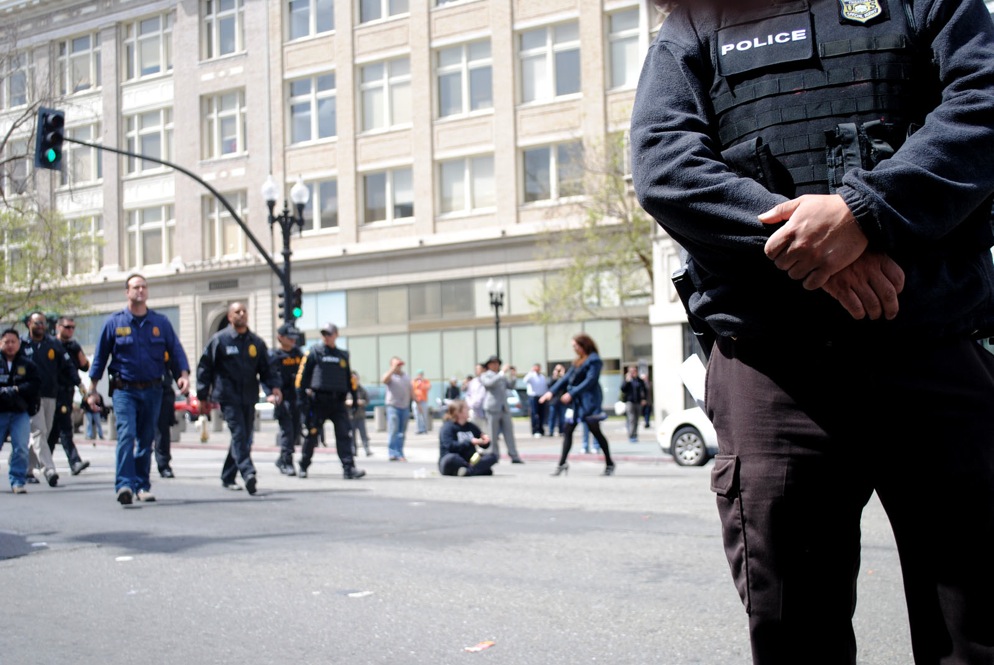 Federal agents raid Oaksterdam University - Oakland North