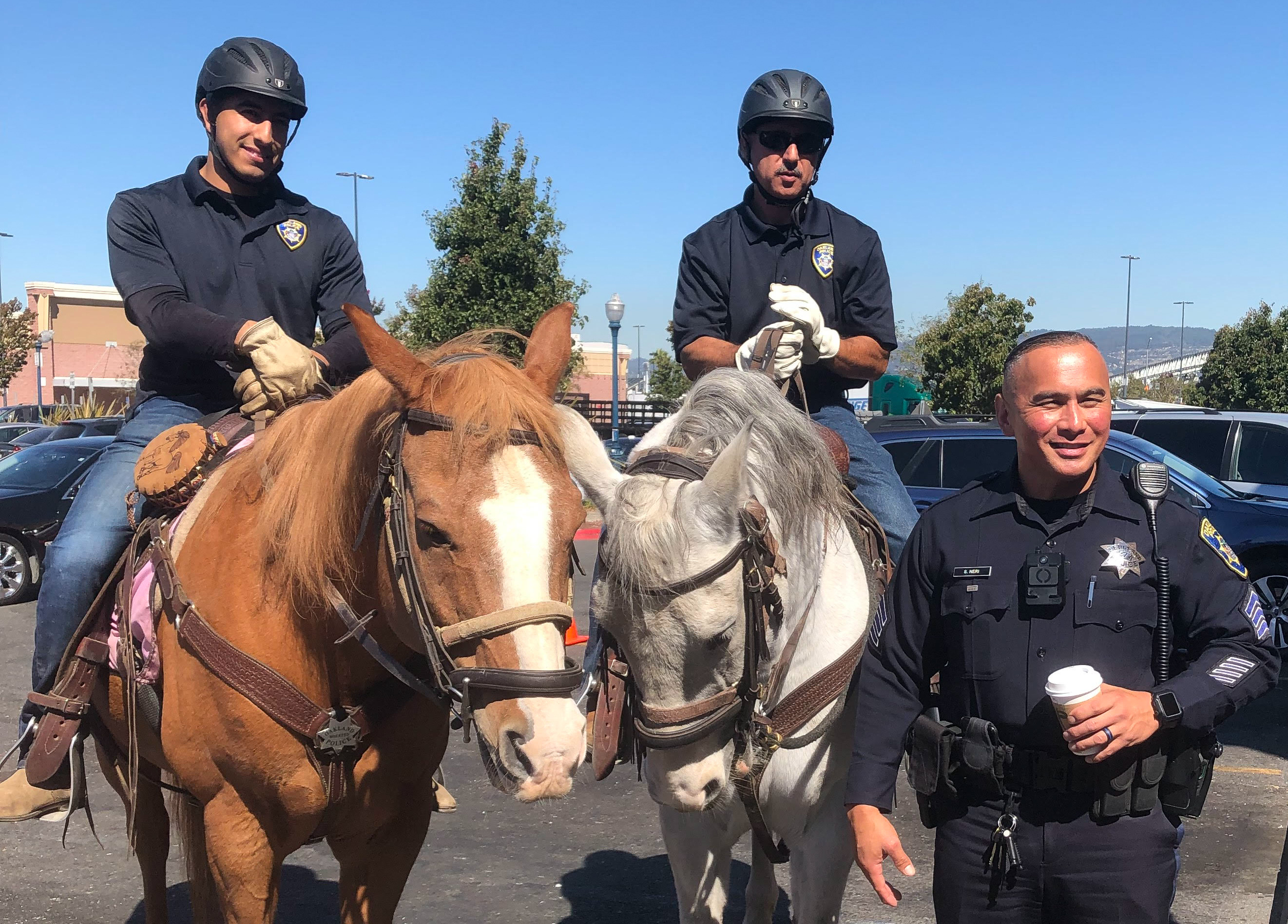 Oaklanders grab coffee with cops (and horses) - Oakland North